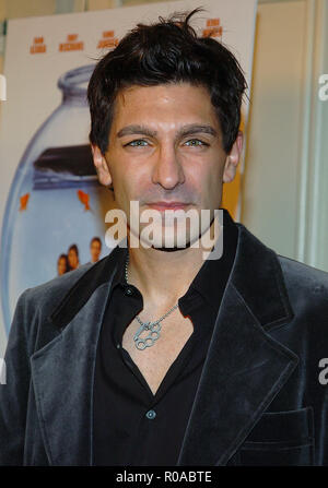 Thom Bishops arrivant à l'éloge funèbre en première mondiale au ...