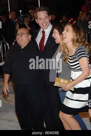 Dany DeVito et épouse Rhea Perlman arrivant à Deck the halls Premiere ...