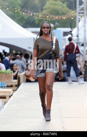 Les mannequins défilent en montrant le design de Jenny Kim et Haeun Lee ...