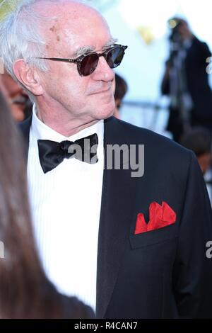 Jonathan Pryce marche sur le tapis rouge à la première de Los Angeles ...