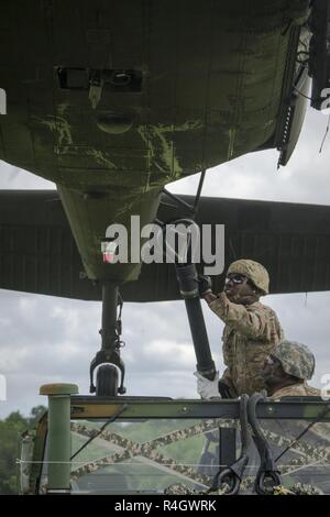 Un crochet de soldats à un Humvee UH-60 Black Hawk au cours de l ...