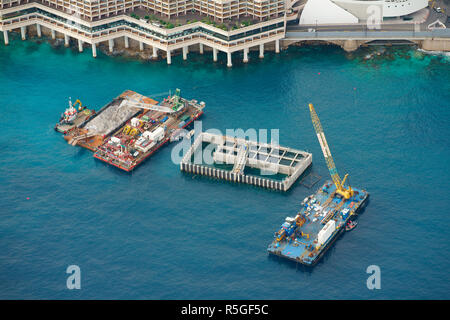 VUE AÉRIENNE. Caisson flottant en béton à utiliser pour un grand projet ...