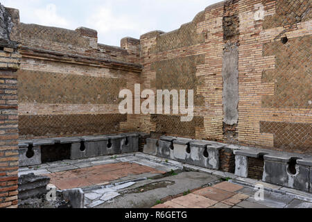 Latrina antique romaine, les toilettes publiques, Éphèse, Turquie ...