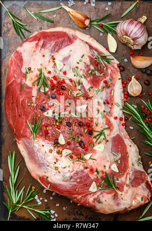 Viande d'épaule de mouton d'agneau crue sur l'os sur une planche à ...