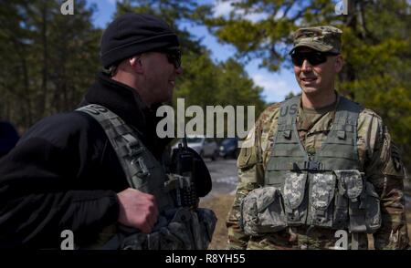 Le colonel de l'armée américaine Eric Lopez, gauche, la grève prêt ...