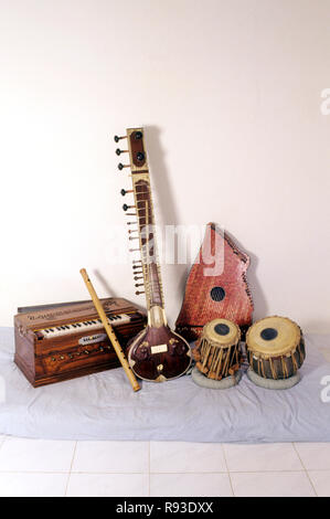 L'Inde. Instruments de musique indienne : Tabla, Sitar, Harmonium ...