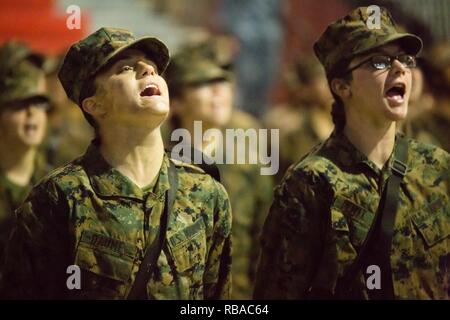 Pvt. Maria Daume chante l'hymne des Marines, le 5 janvier 2017, sur l ...