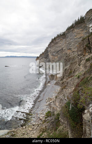 Falaises du cap Gaspé dans le parc national de Forillon en Gaspésie au ...