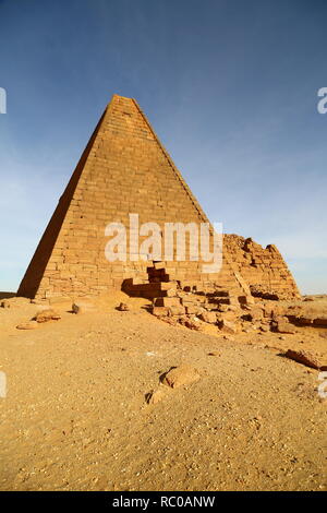 En Afrique Soudan napata karima les pyramides antiques du pharaons ...