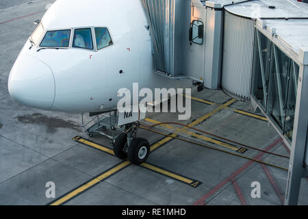 Entrée de tunnel d'embarquement d'un avion Photo Stock - Alamy