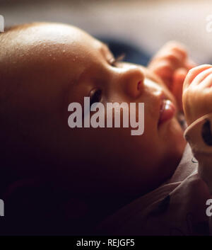 Éruption cutanée sur le visage d'un nouveau-né. Le processus de ...