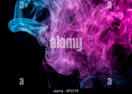 La fumée multicolore dense de rose, bleu et violet couleurs sur un fond ...