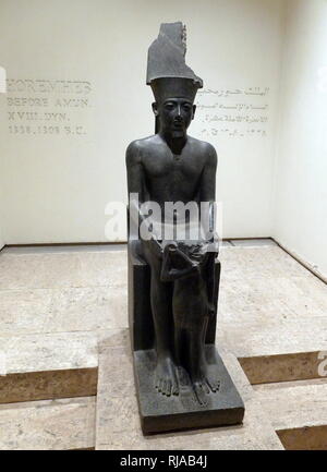 Statue d'Amon avec Horemheb avant lui. 18e dynastie égyptienne,. Amon ...