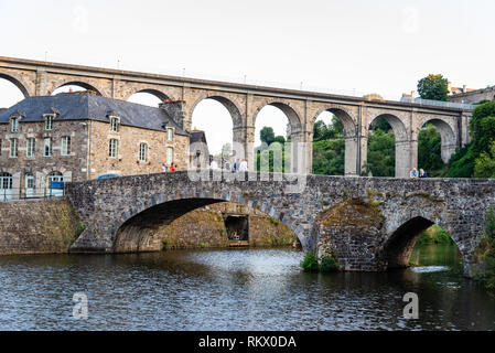 Pont de pierre sur la rivière Rance, Dinan, Bretagne, Bretagne, France ...
