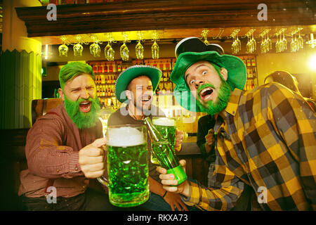 Saint Patrick's Day Party. Happy friends fête et boire la bière verte ...