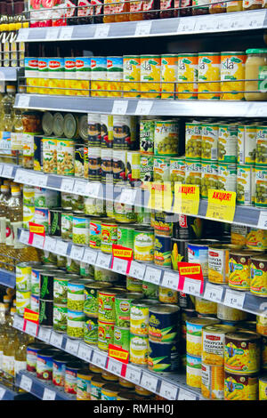 La nourriture en conserve dans un supermarché à vendre Photo Stock - Alamy