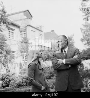 Margit Reichelt-Jordan avec l'acteur britannique James Mason, qui a ...
