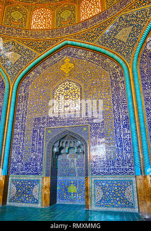 La niche mihrab (mur, Mur de Qibla/) de la mosquée bleue qui indique la ...