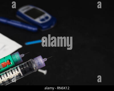 Stylo diabète aiguille d'injection, de seringues se trouvent sur un ...