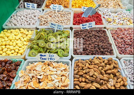 Une variété d'épices, les dates et les fruits secs au marché aux épices ...