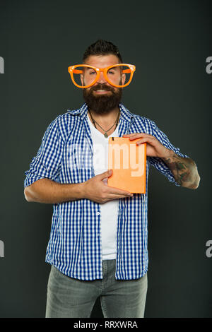 Rat de bibliothèque. Le port de lunettes nerd livre de fantaisie. Nerd ...