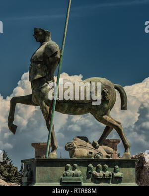 Pompéi, Italie statue de centaure. Statue moderne par le sculpteur ...