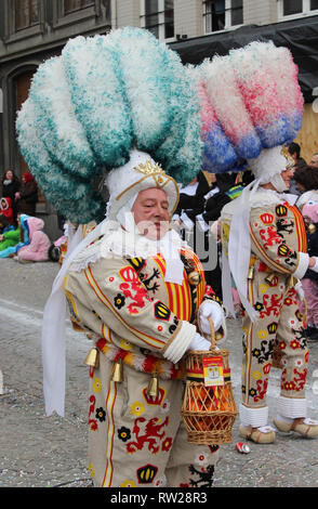 Gilles en robe traditionnelle, procession du Carnaval, Binche, Belgique ...