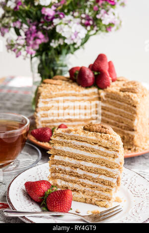 Gâteau de miel - Russe Medovik - recette traditionnelle russe. Partie ...