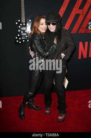 HOLLYWOOD, CA - le 18 mars : Seraina Schönenberger (L) et Mick Mars ...