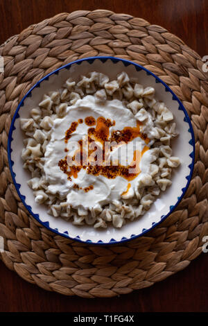 La nourriture traditionnelle turque, Manti AKA Ravioli turc servi avec ...