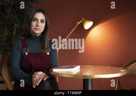 Écrivain Maria Sanchez pose pour certains portraits lors du lancement ...