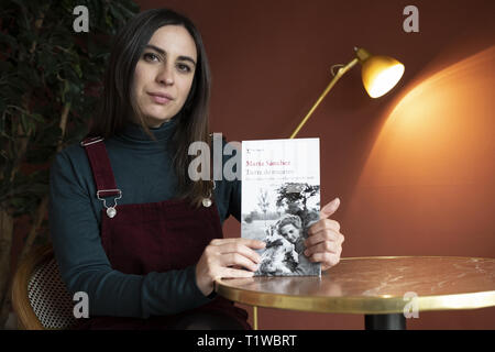 Écrivain Maria Sanchez pose pour certains portraits lors du lancement ...