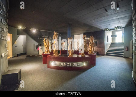 Une statue en bois sculpté à l'intérieur du Mémorial du Génocide de ...