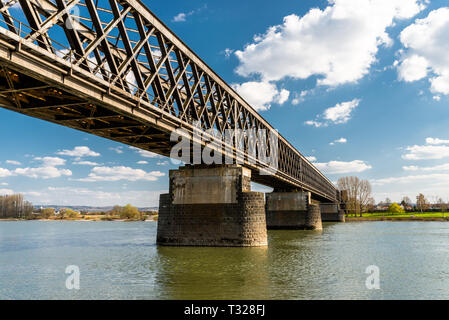 Treillis en acier, structure du pont ferroviaire sur la rivière, vue ...