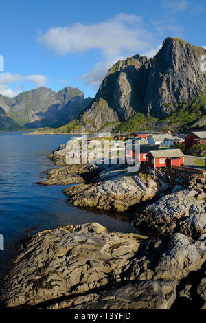 Pont de vue de l'Hamnoy Rorbu rouge Maisons de village de pêcheurs et ...