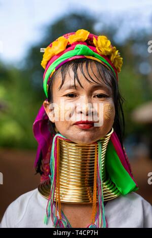 Portrait de femme de tribu à long cou : célébrez la diversité ...