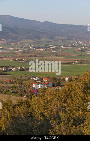 Paysage au coucher du soleil du Mont Chortiatis et les terres rurales ...