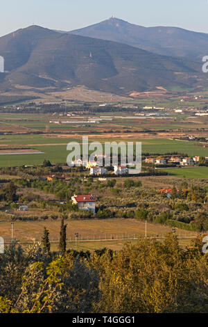 Paysage au coucher du soleil du Mont Chortiatis et les terres rurales ...