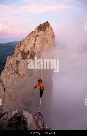 Lescun, France - le 19 mars : un homme marche sur une corde tendue dans ...