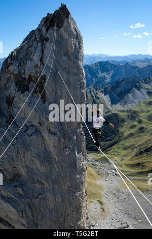 Lescun, France - le 19 mars : un homme marche sur une corde tendue dans ...