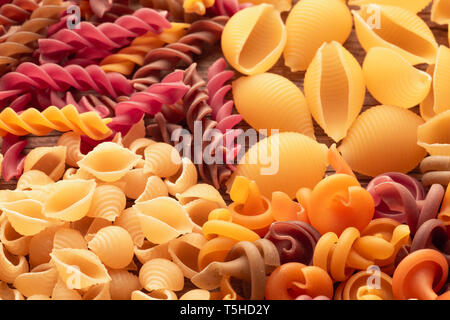 Différents types de pâtes de couleur avec différentes formes Photo ...