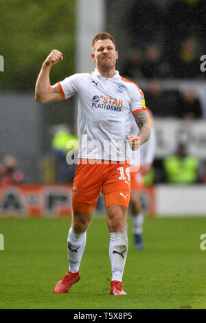 Luton Town's James Collins fête marquant son premier but de côtés du ...