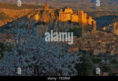 Espagne, Aragon, Huesca, Alquezar, vue d'un village médiéval perché sur ...
