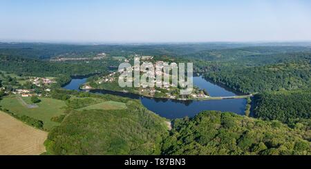 France, Vendée, Chaix, le village entouré par la rivière et forêt de ...