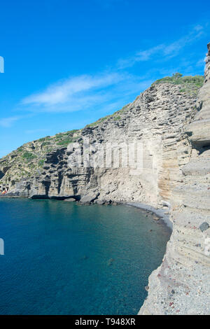 La plage de Pollara, l''île de Salina, l'archipel des Eoliennes, Sicile ...