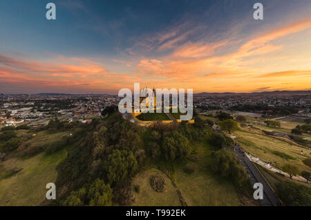 Vue aérienne de la grande pyramide de Cholula ou Tlachihualtépetl est ...