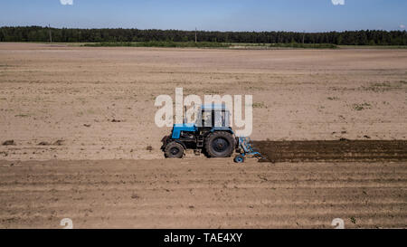 Cultiver du tracteur champ à l'automne ,vue aérienne Photo Stock - Alamy