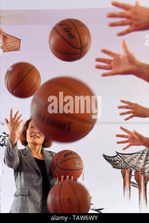 (190528) -- ZIBO, 28 mai 2019 (Xinhua) -- Yang Qinghong montre un film ...