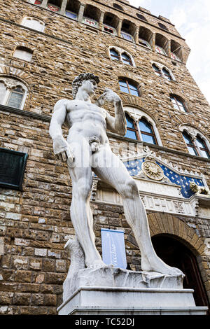 Une reproduction de la statue de David de Michel-Ange, la Piazza della ...