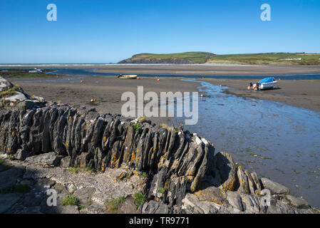 Vue de Newport Sands dans l'estuaire de la rivière Nevern Afon Nyfer ...